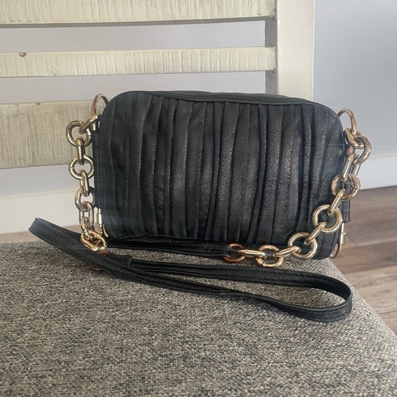 Zara | Bags | Zara Black Pleated Crossbody Purse With Gold Chain Strap ...